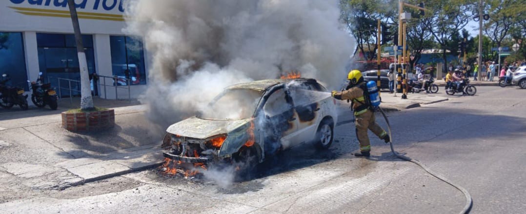Frente al Castillo San Felipe se incendió un vehículo - Carmol Noticias